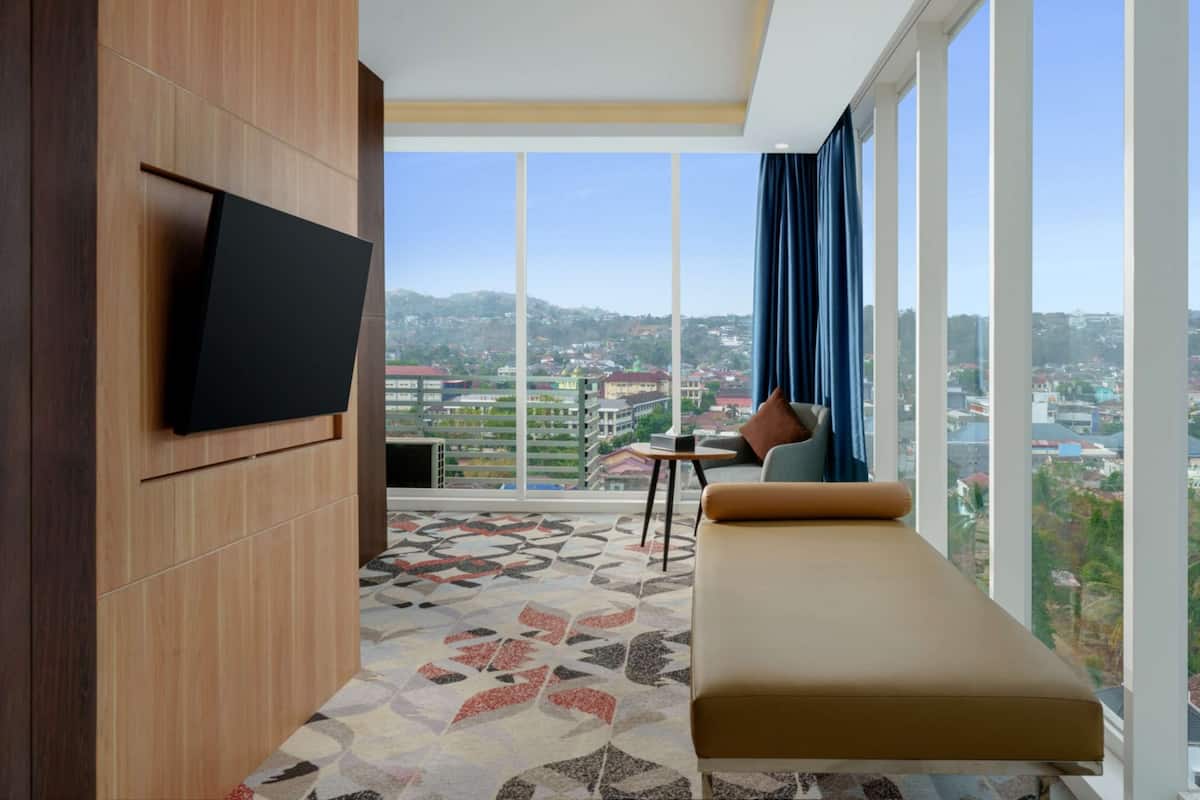 Quarto Premier, 1 cama queen-size, Vista para a cidade | Cofre no quarto, secretária, cortinas/cortinados opacos