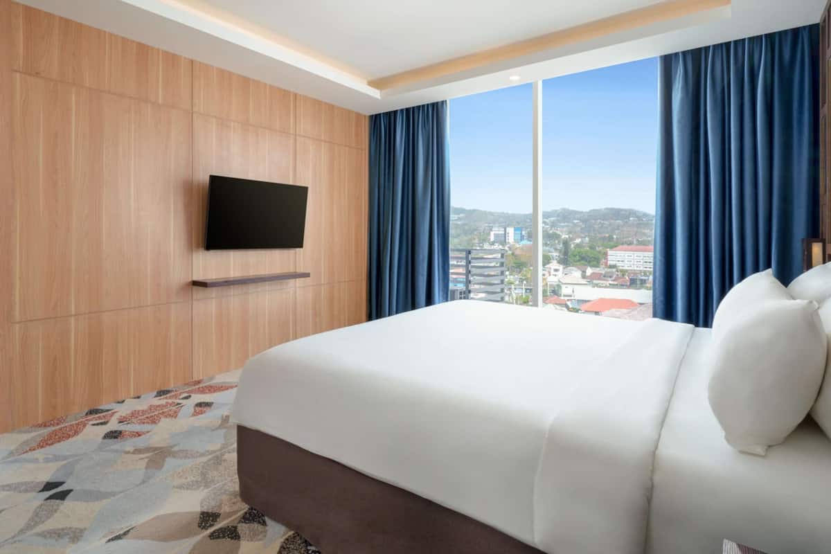 Suite Júnior, 1 cama king-size, banheira, Vista para a cidade | Cofre no quarto, secretária, cortinas/cortinados opacos