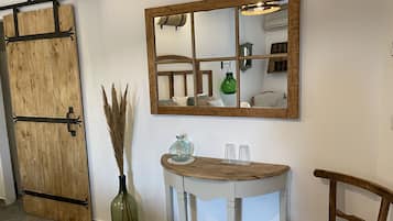Quarto Duplo Deluxe (Lemon) | Secretária, cortinas/cortinados opacos, ferro/tábua de engomar