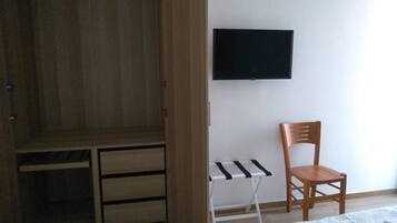 Quarto casal básico | Wi-Fi de cortesia, roupa de cama