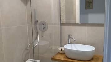 Quarto Duplo Básico | Casa de banho | Um polibã, um bidé, toalhas fornecidas