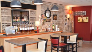 Uma área de bar com diversas opções de assento, um relógio e uma placa com a inscrição 'BISTROT'.