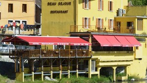 Um edifício amarelo com uma placa que diz 