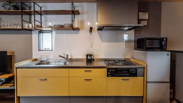 Um frigorífico, um micro-ondas, uma placa de cozinha