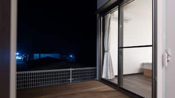 Terraço com espreguiçadeiras