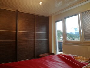Apartamento luxo, vista para a montanha | 2 quartos, frigobar, individualmente decorados