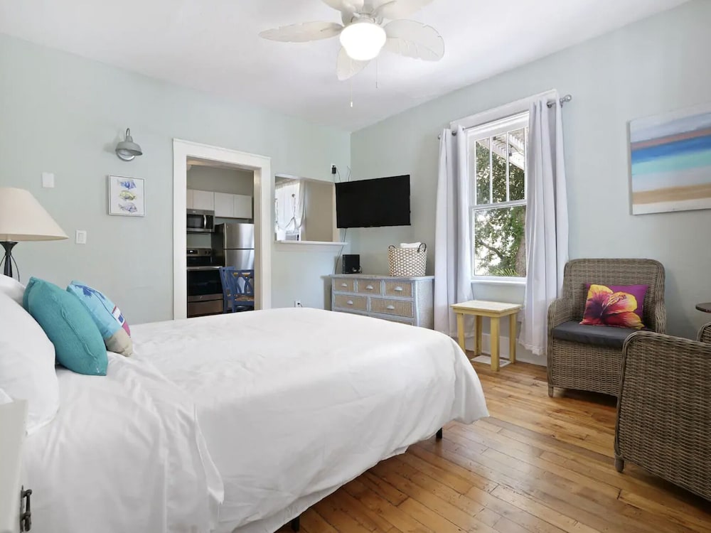 Delightful Ocean View! King Bed With Large Breezy Porch, Free Parking & Wifi - Tybee Island, GA