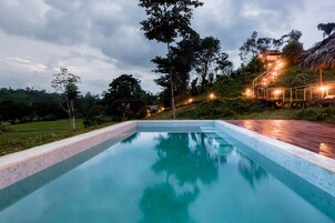 Piscina exterior, toldos gratuitos 