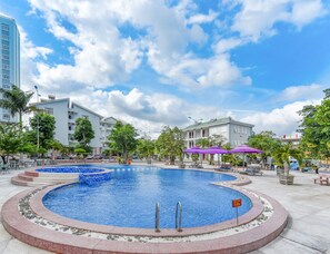 Piscina externa, espreguiçadeiras