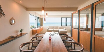 Suite Executiva, 3 quartos, não fumadores, vista para o oceano | Sala de estar | Televisor de ecrã plano de 49 polegadas com canais digitais, Netflix 