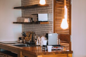 Um frigorífico/congelador grande, um micro-ondas, uma placa de cozinha 