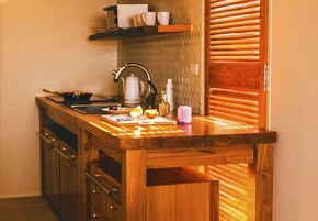 Um frigorífico/congelador grande, um micro-ondas, uma placa de cozinha 