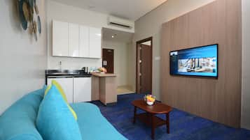 Suite (Lotus) | Sala de estar | Televisor LED de 49 polegadas com canais por cabo, televisor