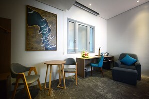 Quarto luxo, 1 cama Queen | Área de estar | TV LED 49 polegadas com canais a cabo, TV