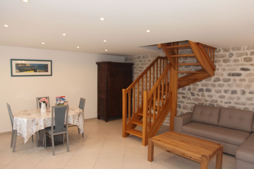 Zuid-ardèche, Huis In Het Middeleeuwse Kasteel Van De Stad Door De Rivier - Viviers