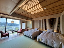 Quarto superior, 2 camas de casal, para não fumantes, vista para o jardim (Japanese Style) | Cofres nos quartos, cortinas blackout, Wi-Fi de cortesia, roupa de cama