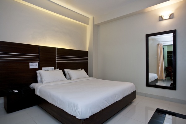 Quarto Duplo Deluxe, 1 cama queen-size | Secretária, Wi-fi grátis, roupa de cama fornecida