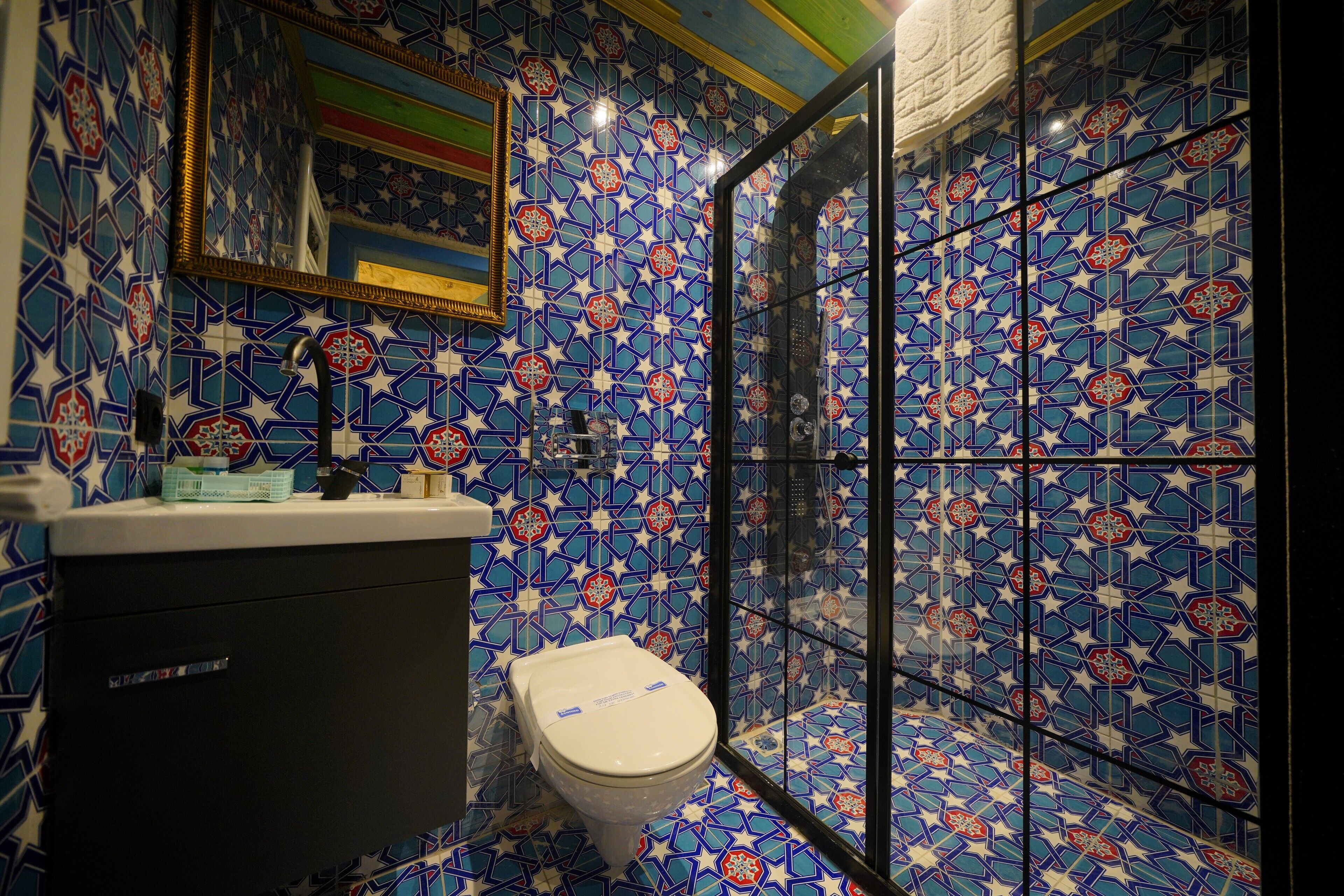 103 Standard Twin Room | Banheiro | Chuveiro, produtos de toalete grátis, secador de cabelo, chinelos