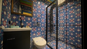 103 Standard Twin Room | Casa de banho | Um polibã, artigos de higiene pessoal grátis, um secador de cabelo