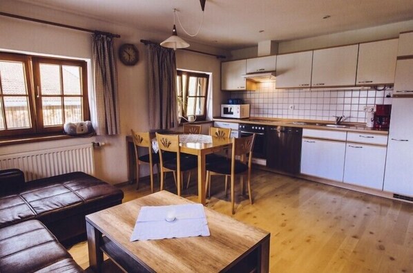 Apartamento, 2 quartos (Enzian) | Refeições no quarto