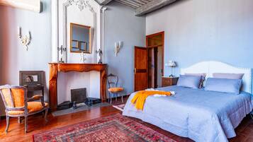 Quarto casal, 1 cama Queen, para não fumantes, vista para a piscina | Escrivaninha, espaço de trabalho para notebook, quartos à prova de som