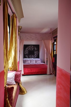 Suite Deluxe, 1 cama king-size, não fumadores | 1 quarto, com decoração personalizada, com mobília individualizada 