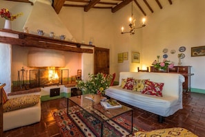Villa, 6 quartos | Sala de estar | TV de ecrã plano 