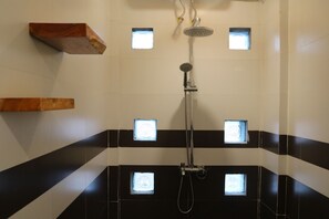 Quarto Duplo Deluxe, varanda, vista para o jardim | Casa de banho | Um polibã, um chuveiro de hidromassagem, produtos de higiene exclusivos 