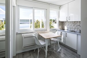 Suíte estúdio luxo, 1 cama de casal, para não fumantes, vista para a cidade | Individualmente decorados, individualmente mobiliados, escrivaninha