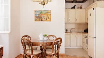 Apartamento, 1 cama de casal | Refeições no quarto