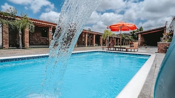 Piscina interior, guarda-sóis, espreguiçadeiras