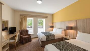 Quarto Twin | Cofre no quarto, secretária