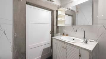 Loft Romântico, 1 quarto | Casa de banho | Um polibã, artigos de higiene pessoal grátis, um secador de cabelo