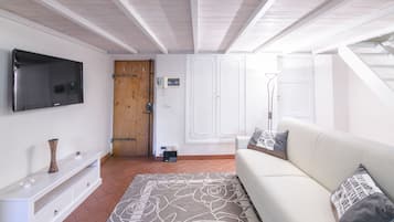 Loft Romântico, 1 quarto | Sala | TV de ecrã plano