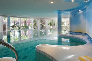 Piscina interna, funciona das 7h às 21h, guarda-sóis, espreguiçadeiras