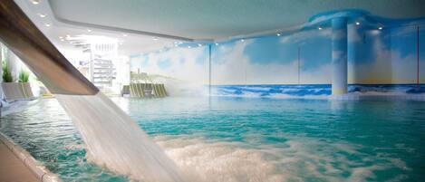 Piscina interior, da(s) 7:00 à(s) 21:00, guarda-sóis, espreguiçadeiras