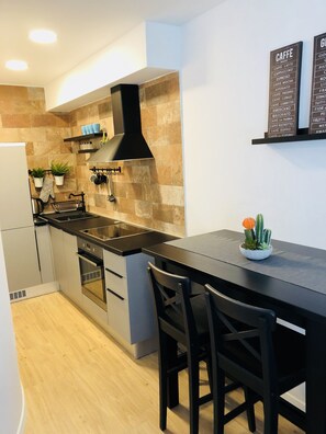 Apartamento luxo, 1 quarto, para não fumantes | Cozinha privada | Geladeira grande, fogão, cooktop, lava-louças