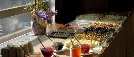 Buffet com diversos alimentos e bebidas.