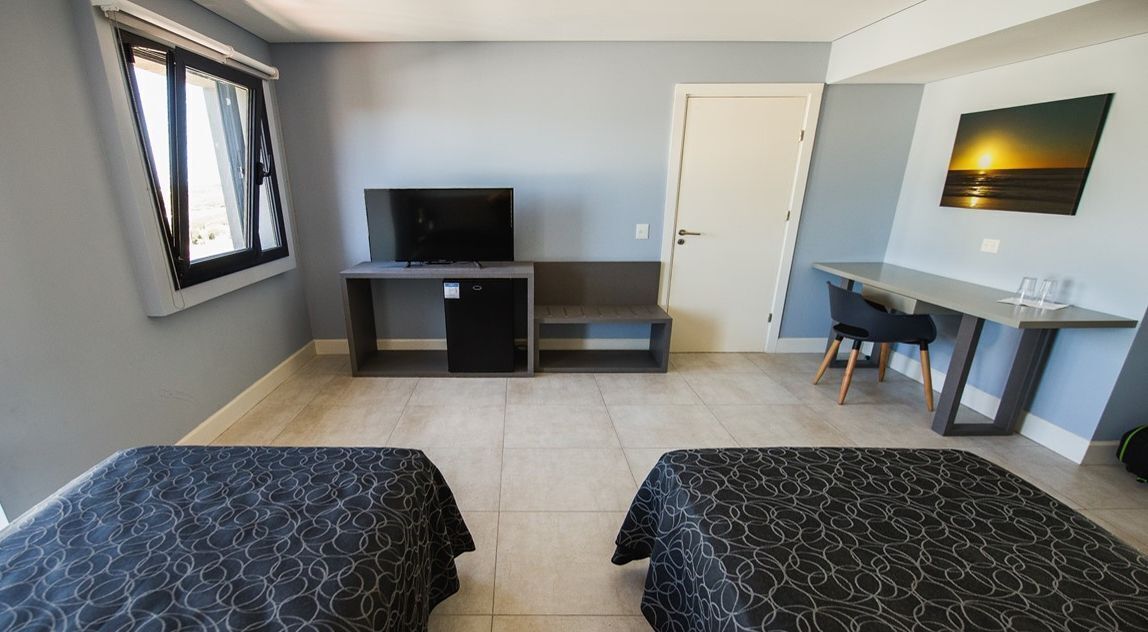 Cofres nos quartos, berços grátis, Wi-Fi de cortesia, roupa de cama