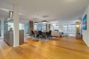 Apartamento superluxo, 3 quartos | Área de estar | TV de tela plana, pisos aquecidos