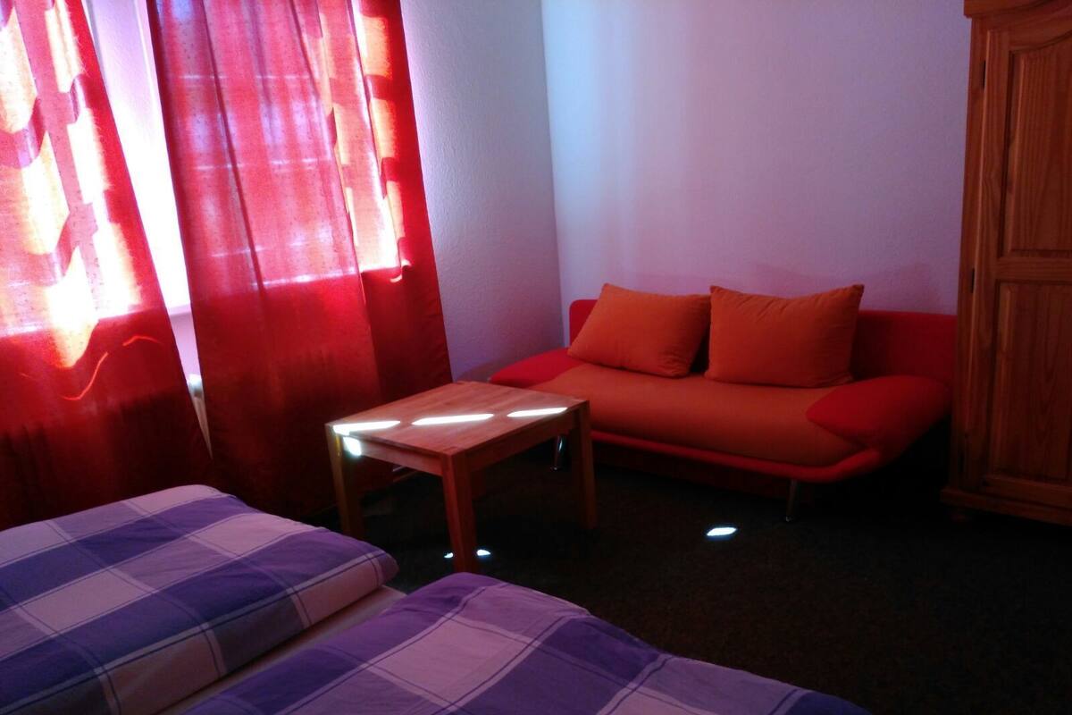 Quarto Duplo ou Twin Superior | Secretária, cortinas/cortinados opacos, ferro/tábua de engomar