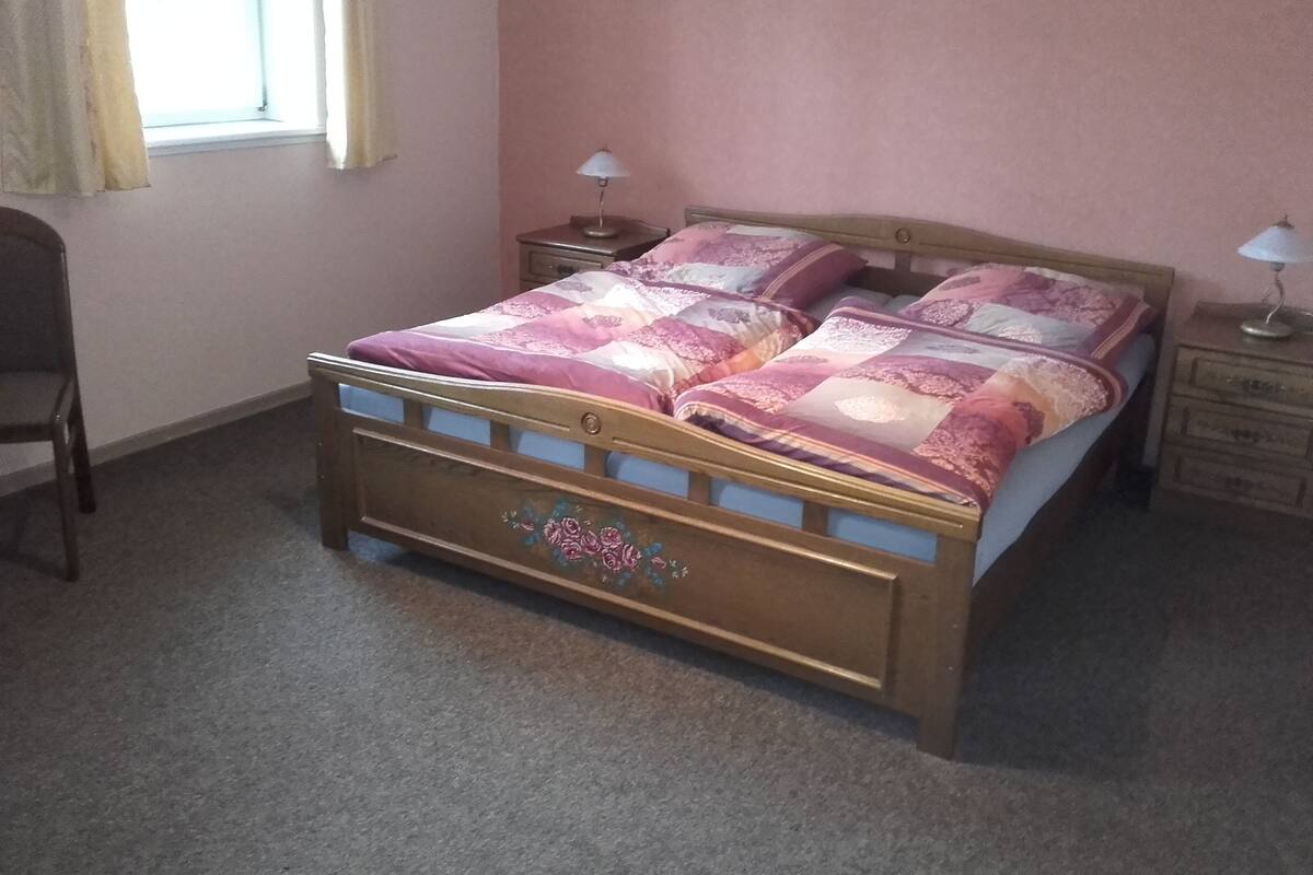 Quarto Duplo Deluxe | Secretária, cortinas/cortinados opacos, ferro/tábua de engomar