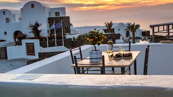 Suite Nobre, banheira de hidromassagem grande, vista para o mar (Ammoudi) | Vista da varanda