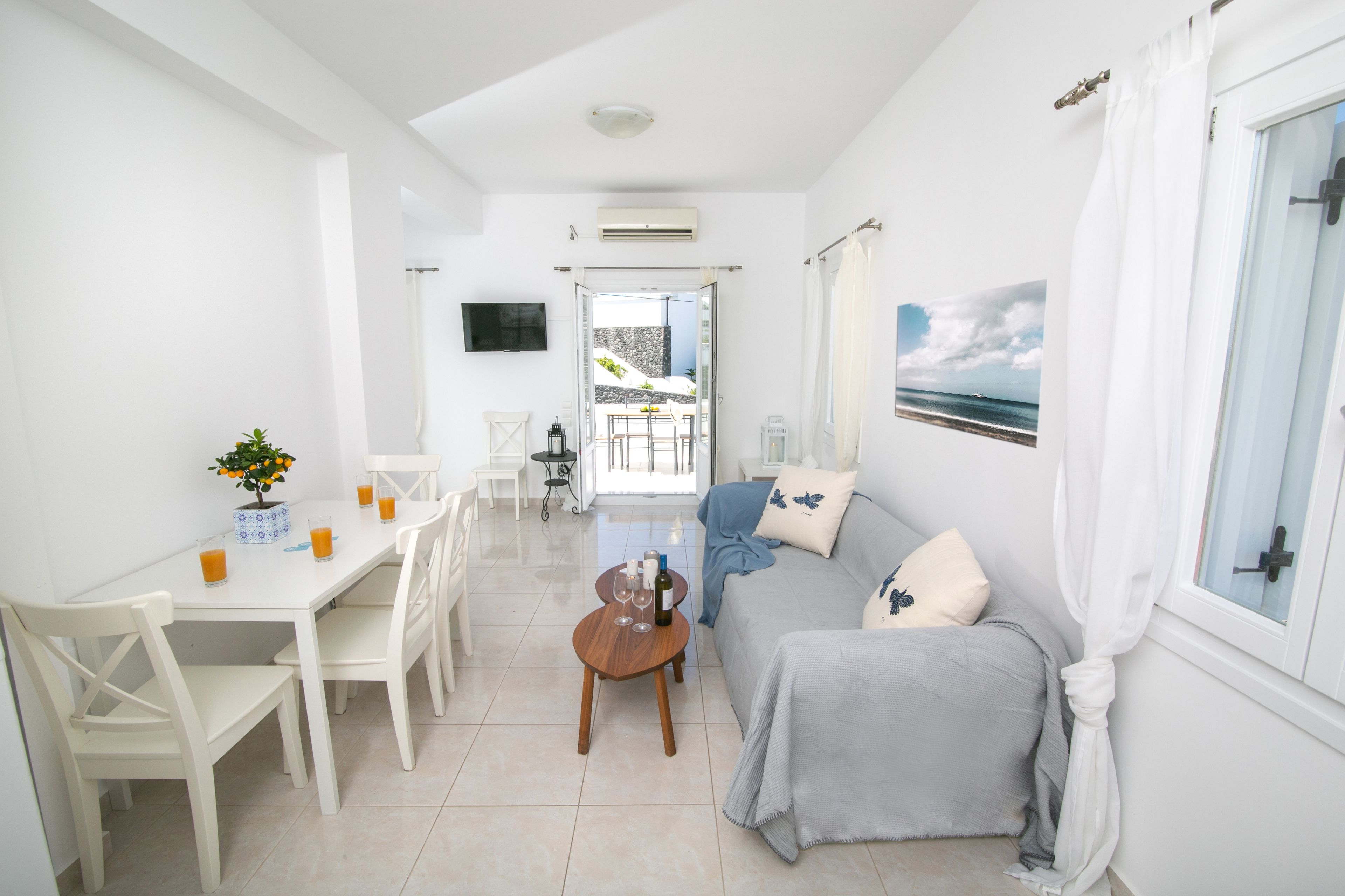Suite Nobre, banheira de hidromassagem grande, vista para o mar (Ammoudi) | Sala de estar | TV plasma 