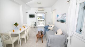 Suite Nobre, banheira de hidromassagem grande, vista para o mar (Ammoudi) | Sala de estar | TV plasma