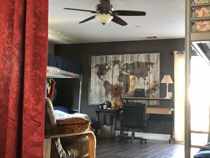 Com decoração personalizada, com mobília individualizada, secretária 