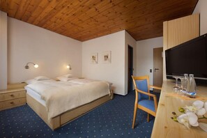 Quarto Duplo | Secretária, Wi-fi grátis, roupa de cama fornecida 