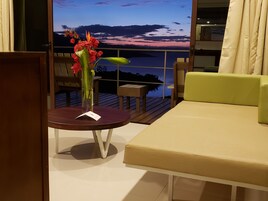 Bangalô superluxo, 1 cama King, para não fumantes, vista para o lago | 1 quarto, roupas de cama premium, frigobar, cofres nos quartos