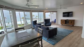 Suite Deluxe, várias camas, vista para o oceano | Sala de estar | Televisor de ecrã plano de 32 polegadas com canais por cabo, televisor