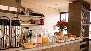 Pequeno-almoço completo diário mediante uma taxa